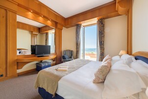 Minibar, cofre no quarto, secretária, quartos insonorizados 