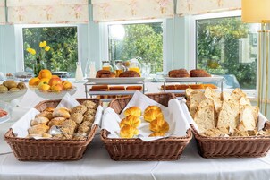 Café da manhã com buffet grátis todos os dias