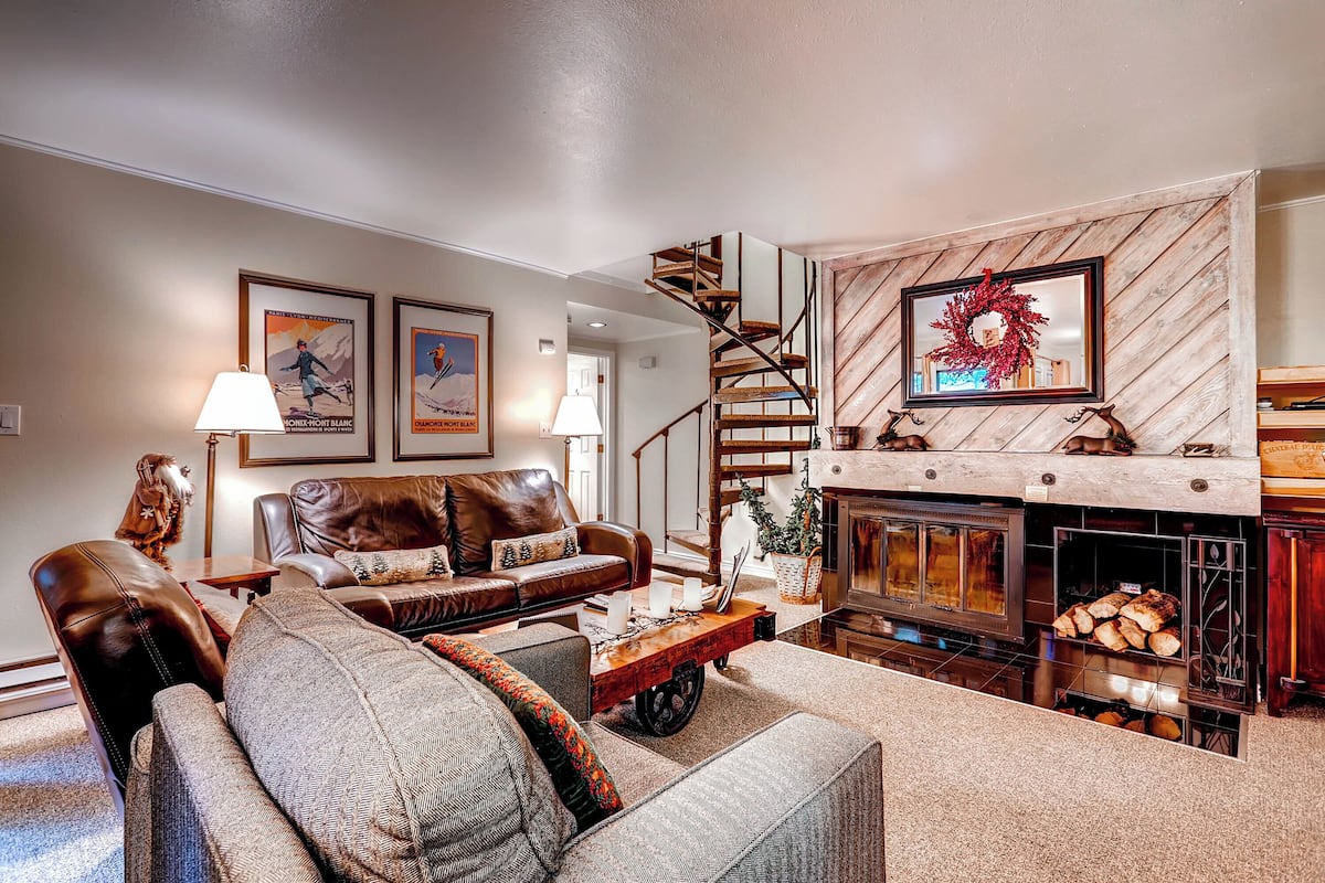 Condo, 3 quartos, 2 banheiros | Área de estar | TV