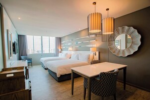 Quarto, 2 camas queen-size, vista parcial para o oceano | 1 quarto, cofre com capacidade para portátil, secretária 