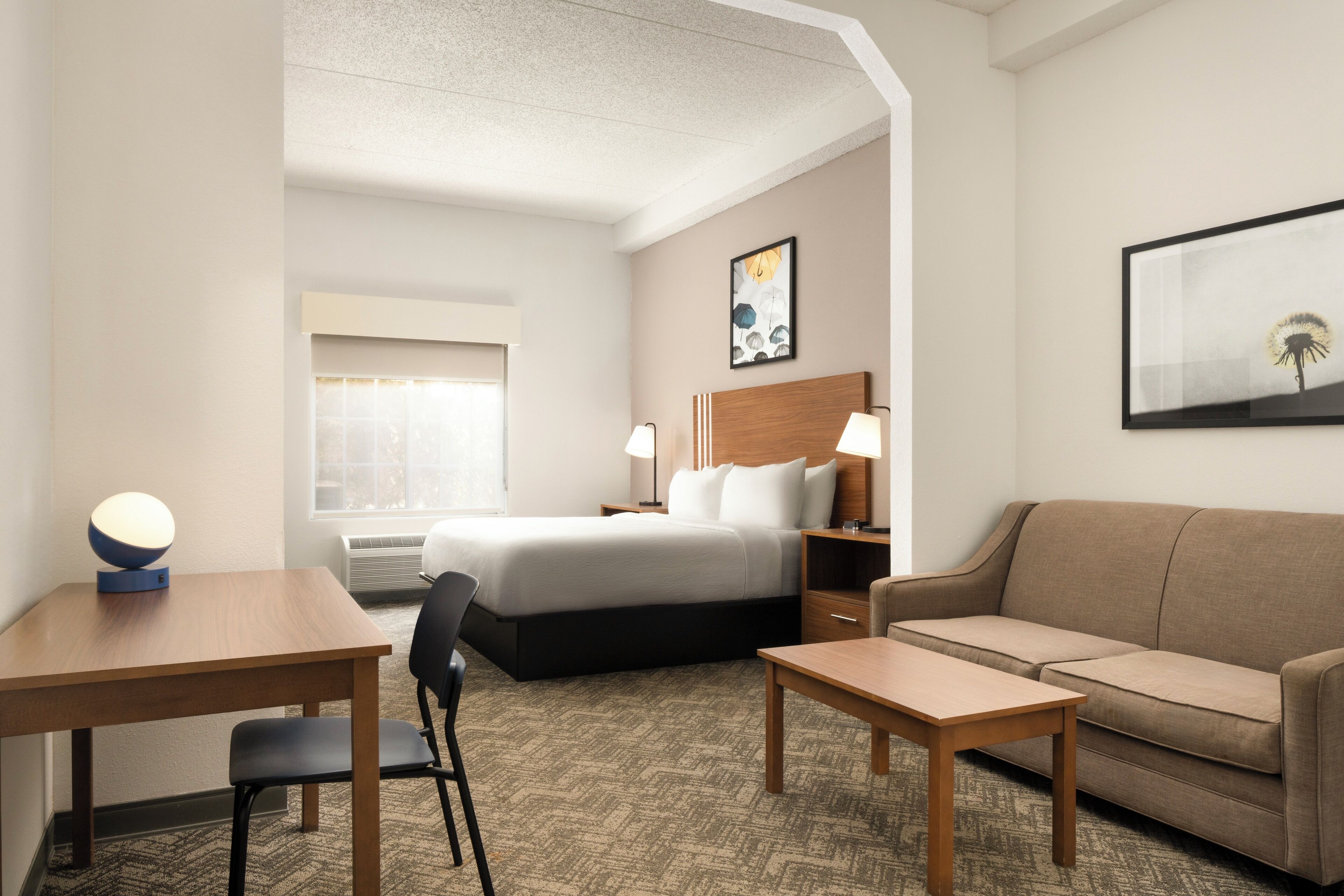 Cofres nos quartos, escrivaninha, ferros/tábuas de passar roupa