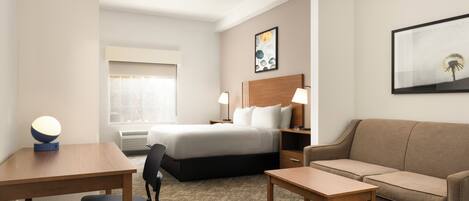 Cofre no quarto, secretária, ferro/tábua de engomar