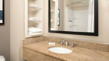 Produtos de toalete grátis, secador de cabelo, toalhas de banho