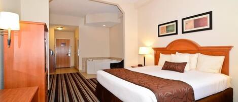 Cofre no quarto, secretária, ferro/tábua de engomar