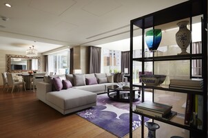 Suite Deluxe, 1 quarto, varanda, na torre | Sala de estar | Televisor LED 