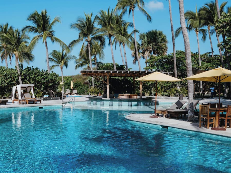Praia de areia branca, autocarro grátis para a praia, toalhas de praia