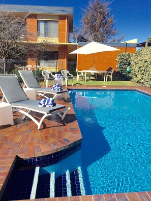 Piscina exterior, guarda-sóis, espreguiçadeiras 