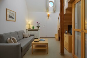 Attic Loft Deluxe Double Room | Roupas de cama antialérgicas, camas Select Comfort, frigobar