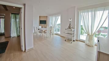 Apartamento panorâmico, vista para o mar | Frigobar, cortinas blackout, ferros/tábuas de passar roupa