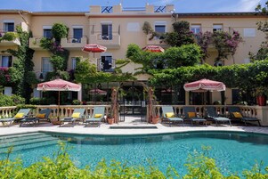 Piscina exterior sazonal, guarda-sóis, espreguiçadeiras