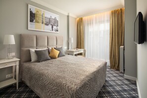 Frigobar, cofres nos quartos, individualmente mobiliados, escrivaninha