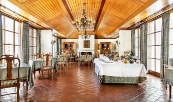 Almoços e jantares servidos, incluindo cozinha portuguesa 