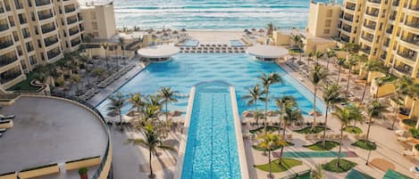 4 piscinas exteriores, guarda-sóis, espreguiçadeiras