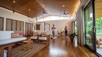 Beachfront Suite Balcony | 1 quarto, edredões de penas, camas de colchão pillowtop