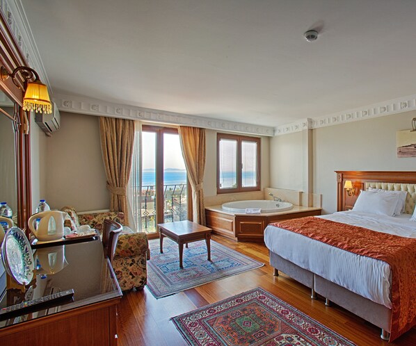 Quarto Superior, 1 cama king-size e sofá-cama, banheira de hidromassagem, vista para o mar | Roupa de alta qualidade, minibar, cofre com capacidade para portátil