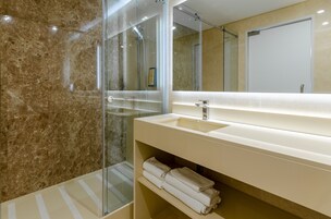 Suite Presidencial | Casa de banho | Um polibã, artigos de higiene pessoal grátis, um secador de cabelo