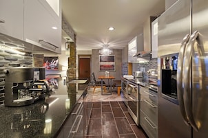 Um frigorífico/congelador grande, um micro-ondas, um forno