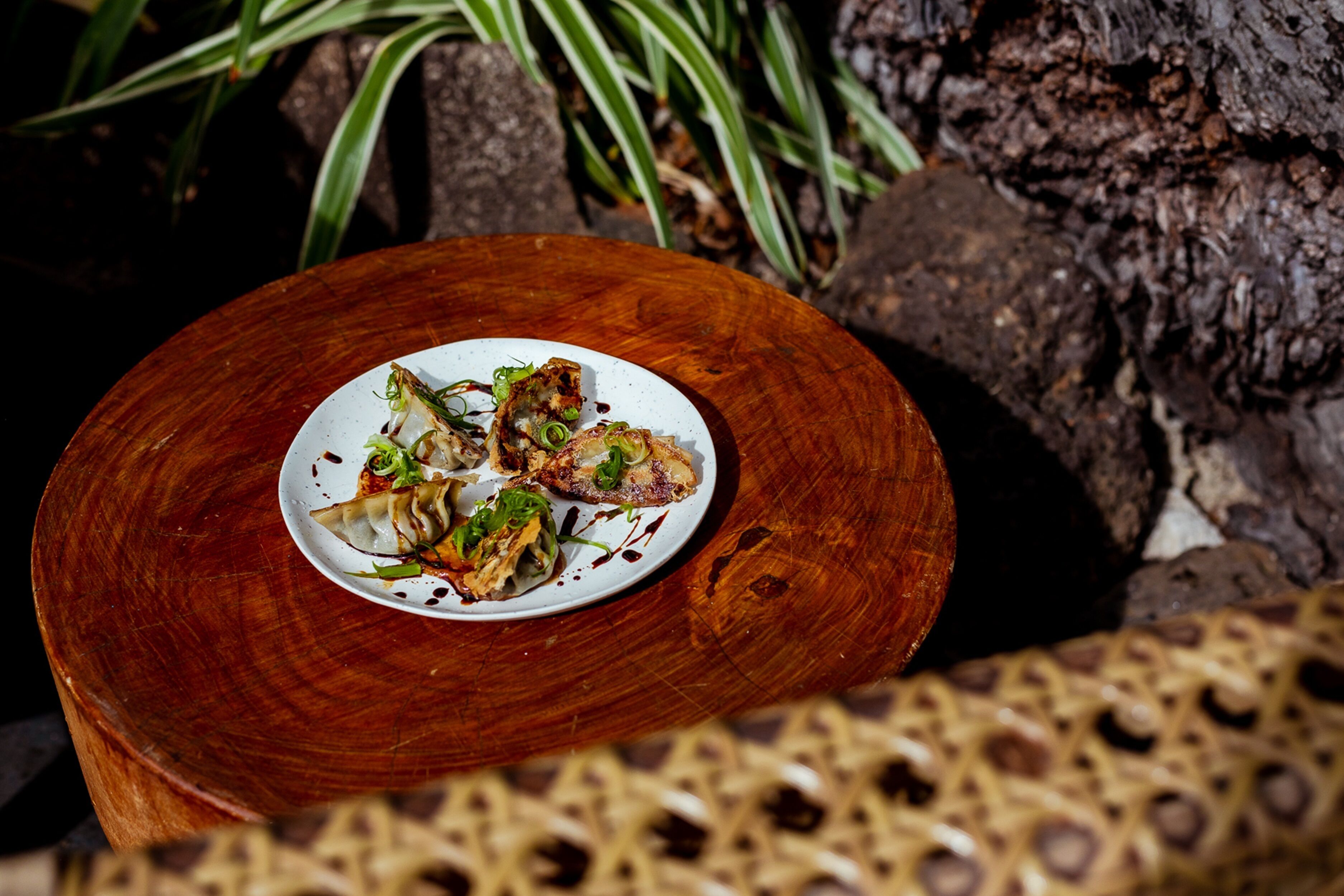 Uma mesa de madeira com um prato de comida.