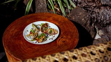 Uma mesa de madeira com um prato de comida.