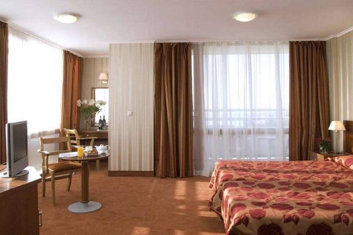 Cofre no quarto, ferro/tábua de engomar, roupa de cama fornecida 