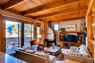 Apartamento em Condomínio Fechado, 2 quartos, 2 casas de banho | Sala | Televisor 