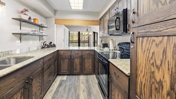 Condo, 1 quarto | Cozinha compartilhada | Geladeira, micro-ondas, cooktop, cafeteira/chaleira