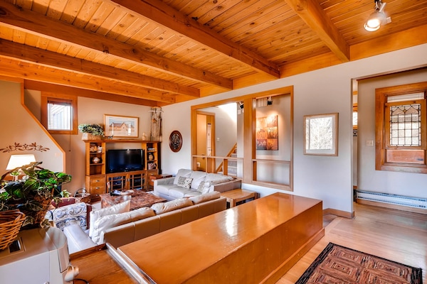 Apartamento em Condomínio Fechado, 2 quartos, 2 casas de banho | Sala | Televisor