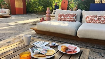 Café da manhã com buffet todos os dias mediante uma taxa