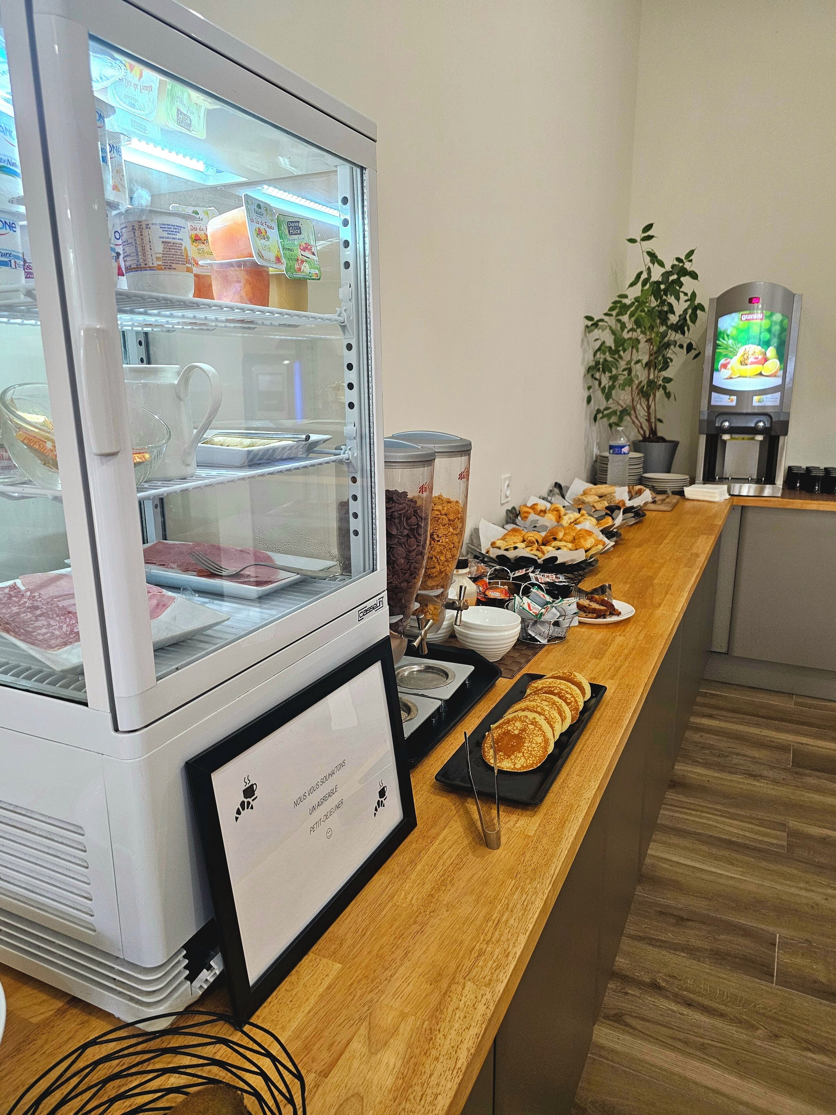 Pequeno-almoço tipo buffet diário (15 EUR por pessoa) 