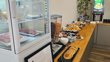 Pequeno-almoço tipo buffet diário (15 EUR por pessoa)