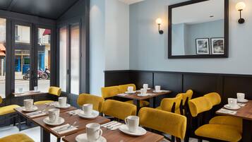 Café da manhã com buffet todos os dias (EUR 15 por pessoa)
