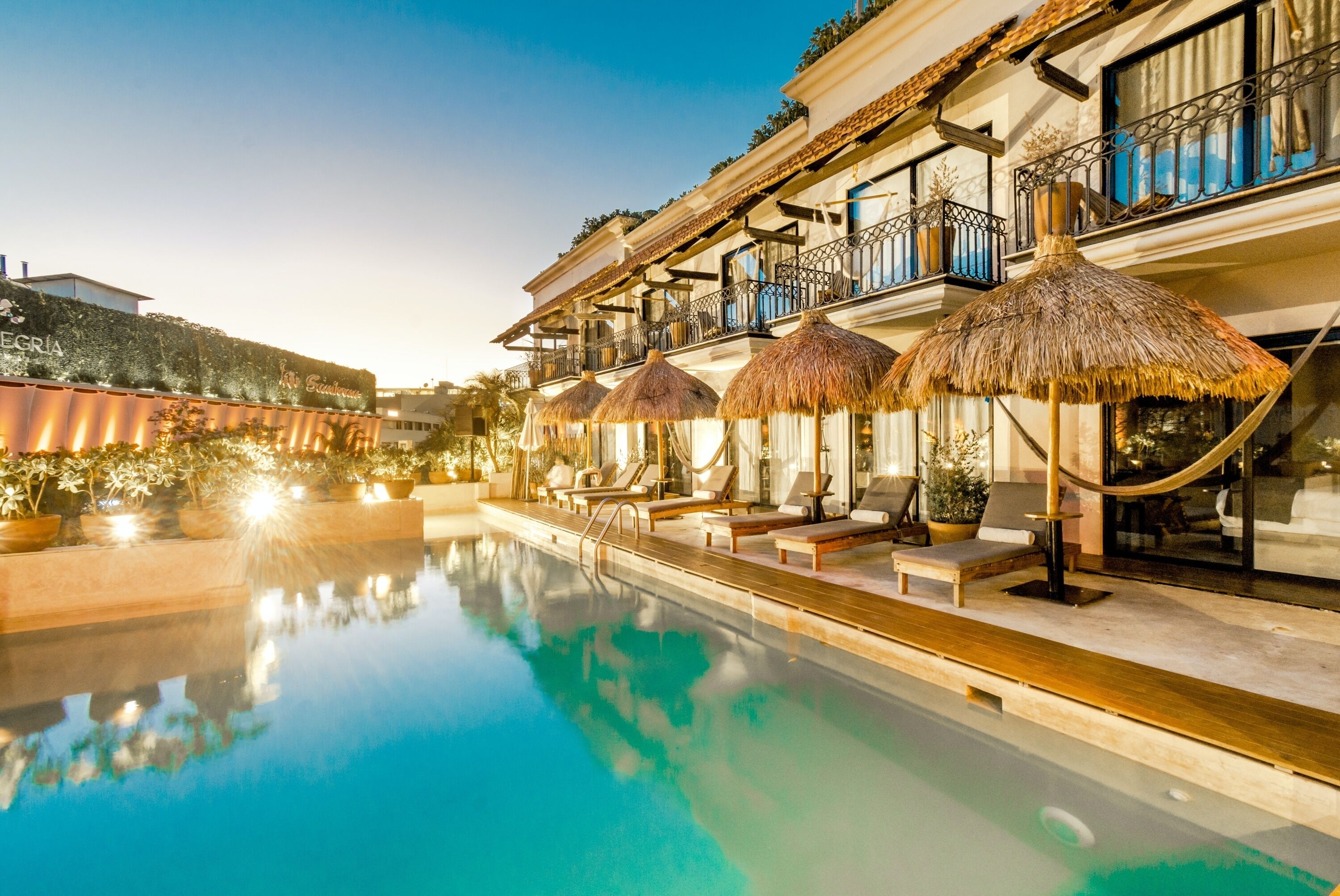 Piscina exterior, da(s) 10:00 à(s) 22:00, guarda-sóis, espreguiçadeiras 