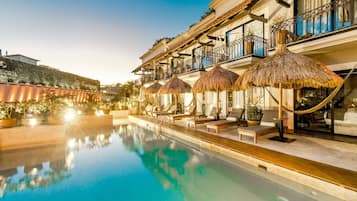 Piscina exterior, da(s) 10:00 à(s) 22:00, guarda-sóis, espreguiçadeiras