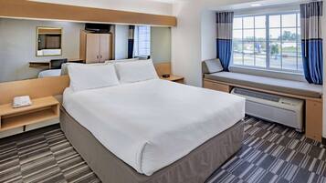 Quarto, 1 cama queen-size, não fumadores | Camas de colchão pillowtop, cofre no quarto, secretária