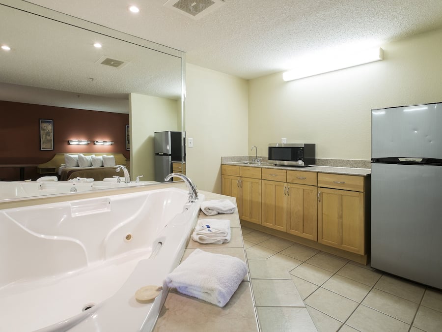 Escrivaninha, espaço de trabalho para notebook, cortinas blackout