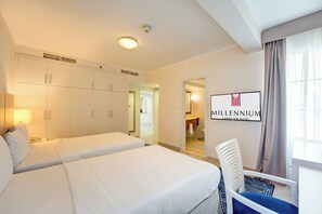 Apartamento, 2 quartos, vista para o lago | Minibar, cofre no quarto, secretária, quartos insonorizados 