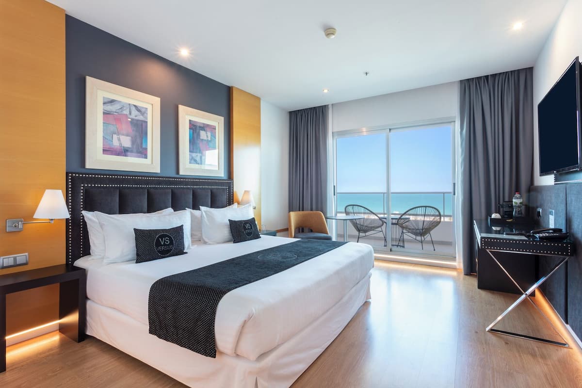 Quarto Deluxe, vista para o mar | Minibar, cofre no quarto, secretária, quartos insonorizados 