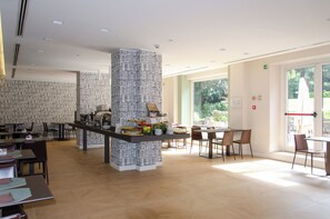 Café da manhã com buffet todos os dias mediante uma taxa