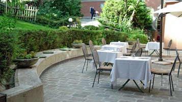 Pequeno-almoço tipo buffet diário (12 EUR por pessoa)