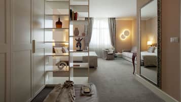 1 quarto, frigobar, cofres nos quartos, escrivaninha
