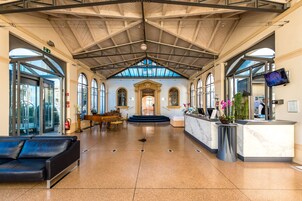 Área de estar no saguão