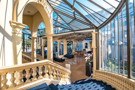 Entrada (vista interior). Grand Hôtel et Centre Thermal