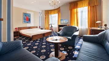 Quarto júnior, vista para a cidade | Área de estar | TV de tela plana 60 cm com canais a cabo, TV
