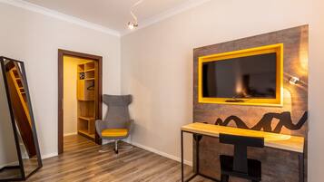Quarto Duplo | Cofre com capacidade para portátil, secretária