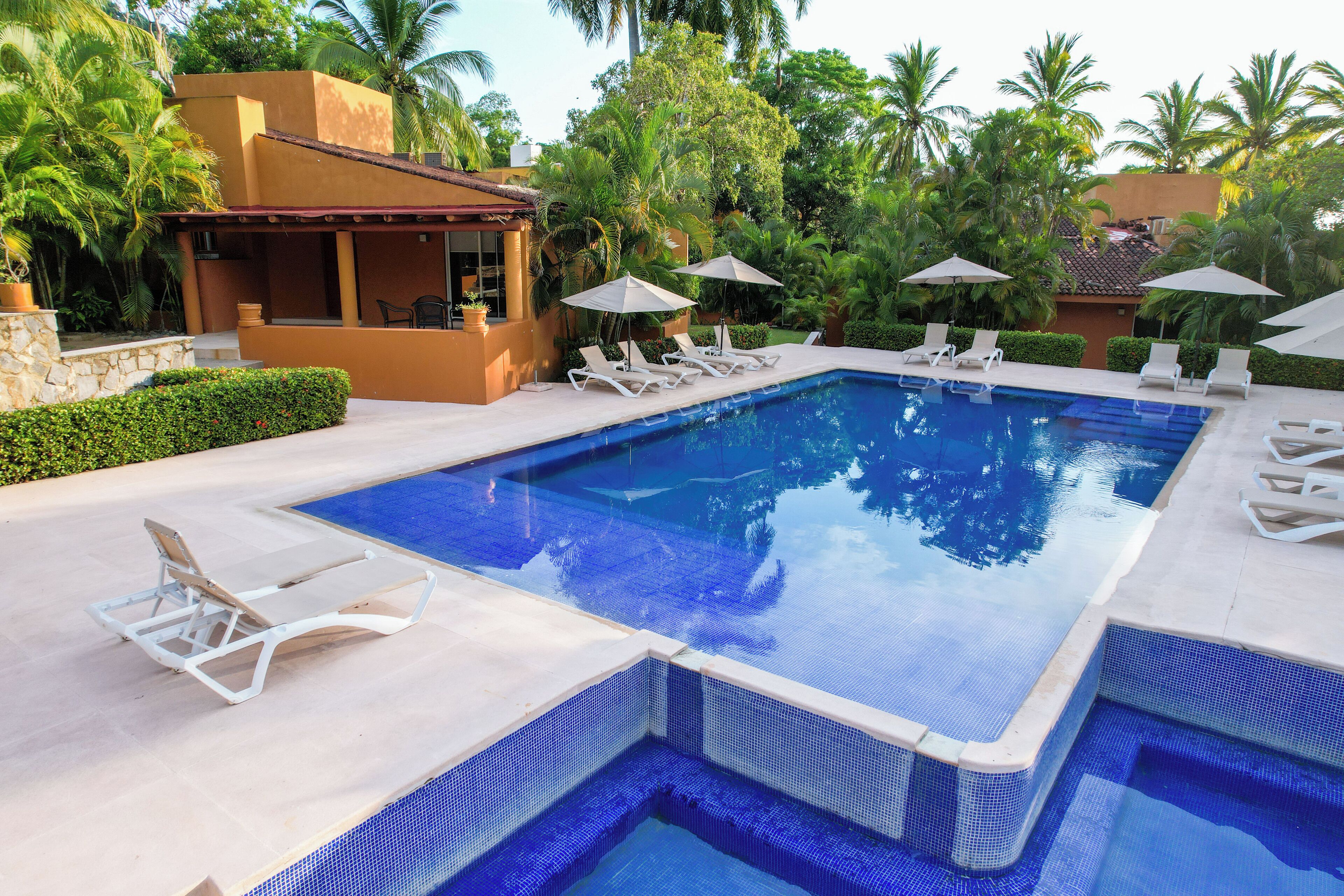 Piscina externa, guarda-sóis, espreguiçadeiras