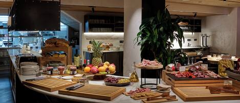 Café da manhã com buffet todos os dias mediante uma taxa
