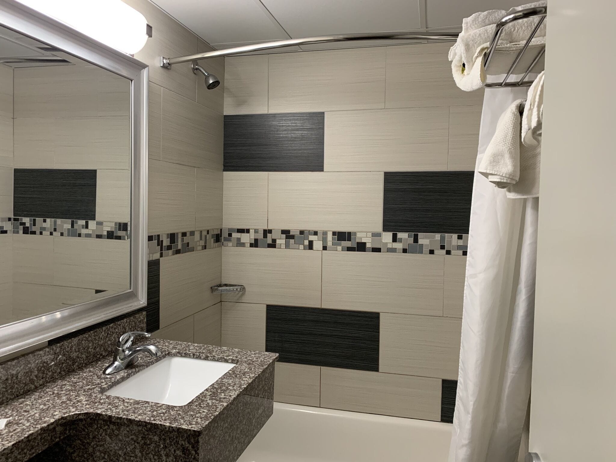 Quarto Standard, 1 cama king-size, não fumadores | Casa de banho | Banheira de água mineral, artigos de higiene pessoal grátis 