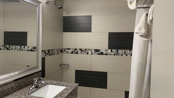 Quarto Standard, 1 cama king-size, não fumadores | Casa de banho | Banheira de água mineral, artigos de higiene pessoal grátis