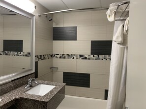 Quarto Standard, 1 cama king-size, não fumadores | Casa de banho | Banheira de água mineral, artigos de higiene pessoal grátis 