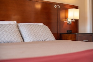 Quarto solteiro, 1 cama King | Roupas de cama premium, escrivaninha, cortinas blackout